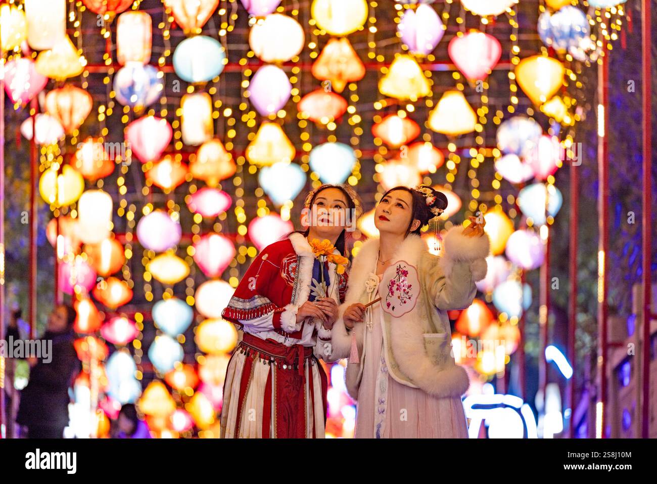 Taizhou, China. 23rd Jan, 2025. TAIZHOU, CHINA - JANUARY 22, 2025 - People enjoy festive ...