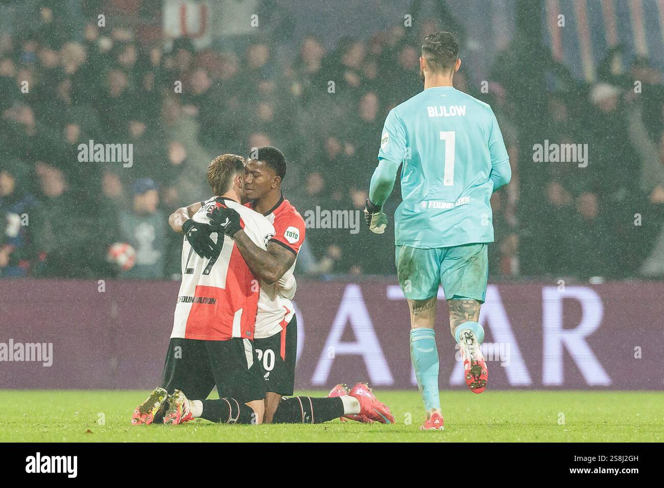 Santiago Gimenez (Feyenoord Rotterdam, 29) und Jeyland Mitchell ...
