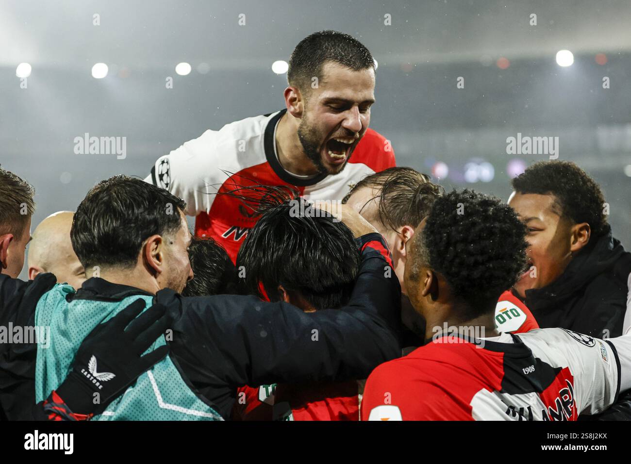 ROTTERDAM - (l-r) Gijs Smal of Feyenoord, Ayase Ueda of Feyenoord ...