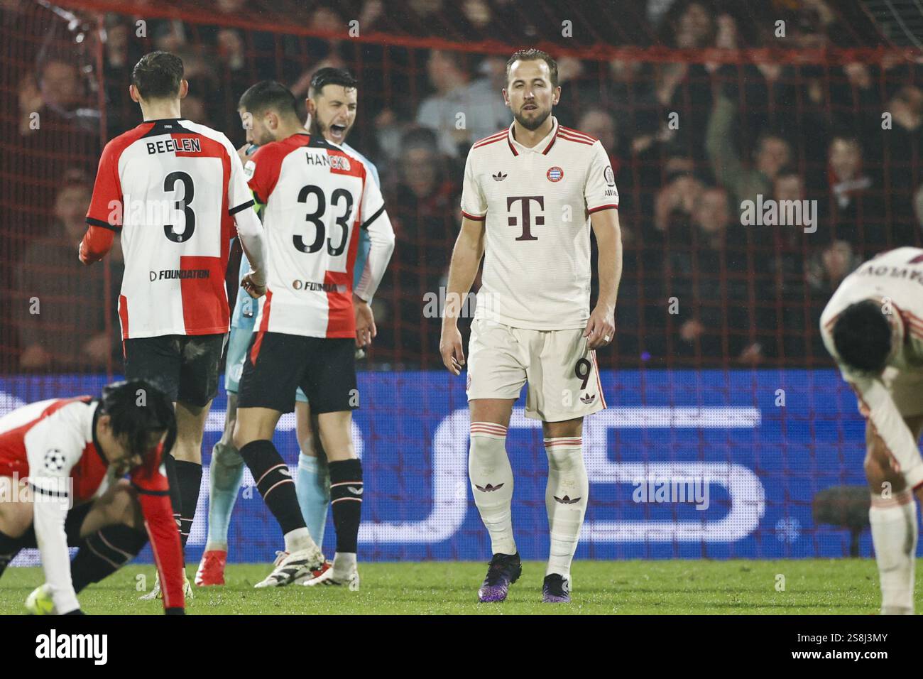 ROTTERDAM - (l-r) David Hancko of Feyenoord, Feyenoord goalkeeper Justin Bijlow celebrate ...