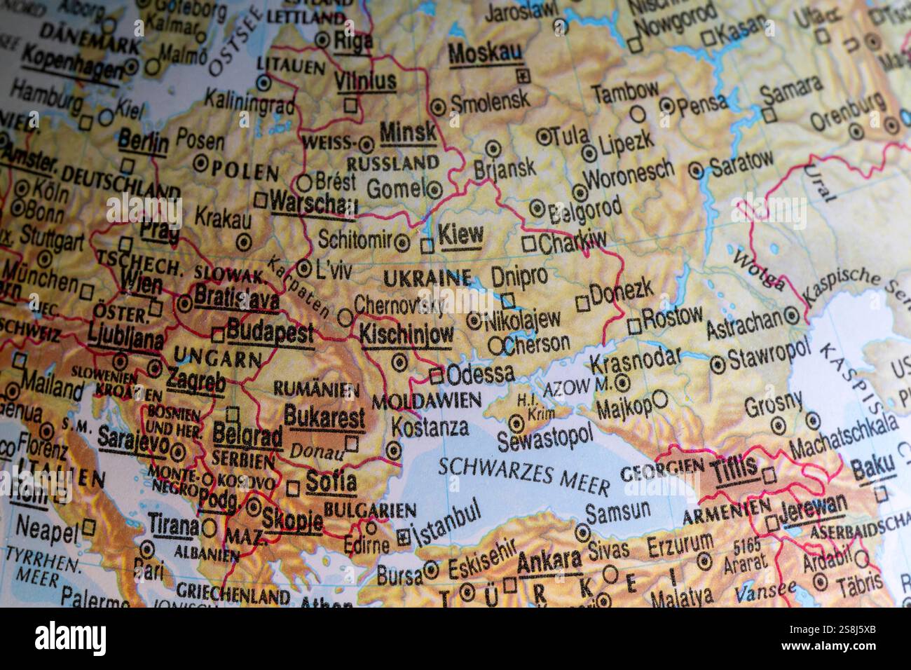 23.01.2025, Ukraine hier auf der Landkarte eines Globus in der Mitte ...