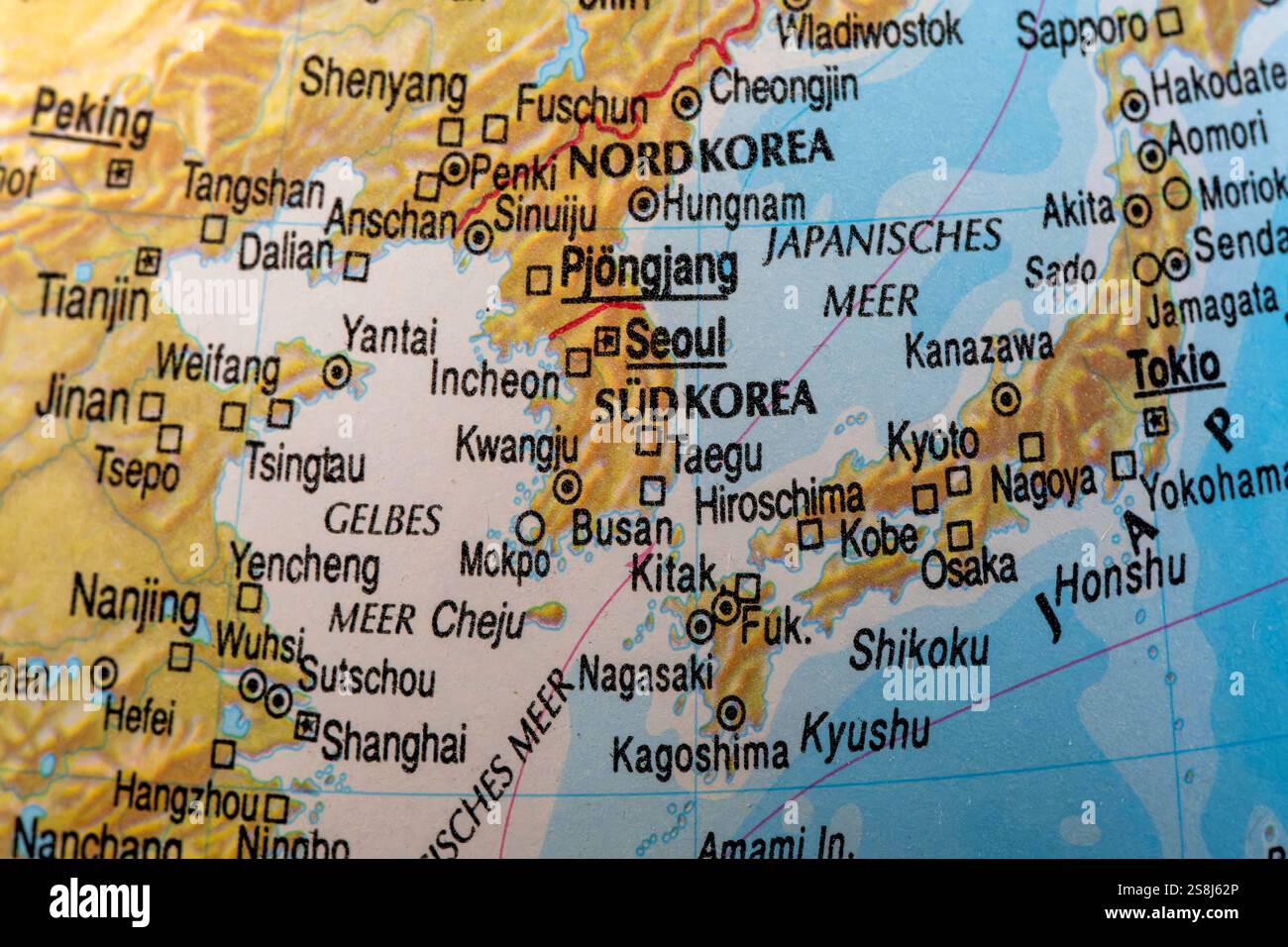 23.01.2025, Nord- und Südkorea hier auf der Landkarte eines Globus ...