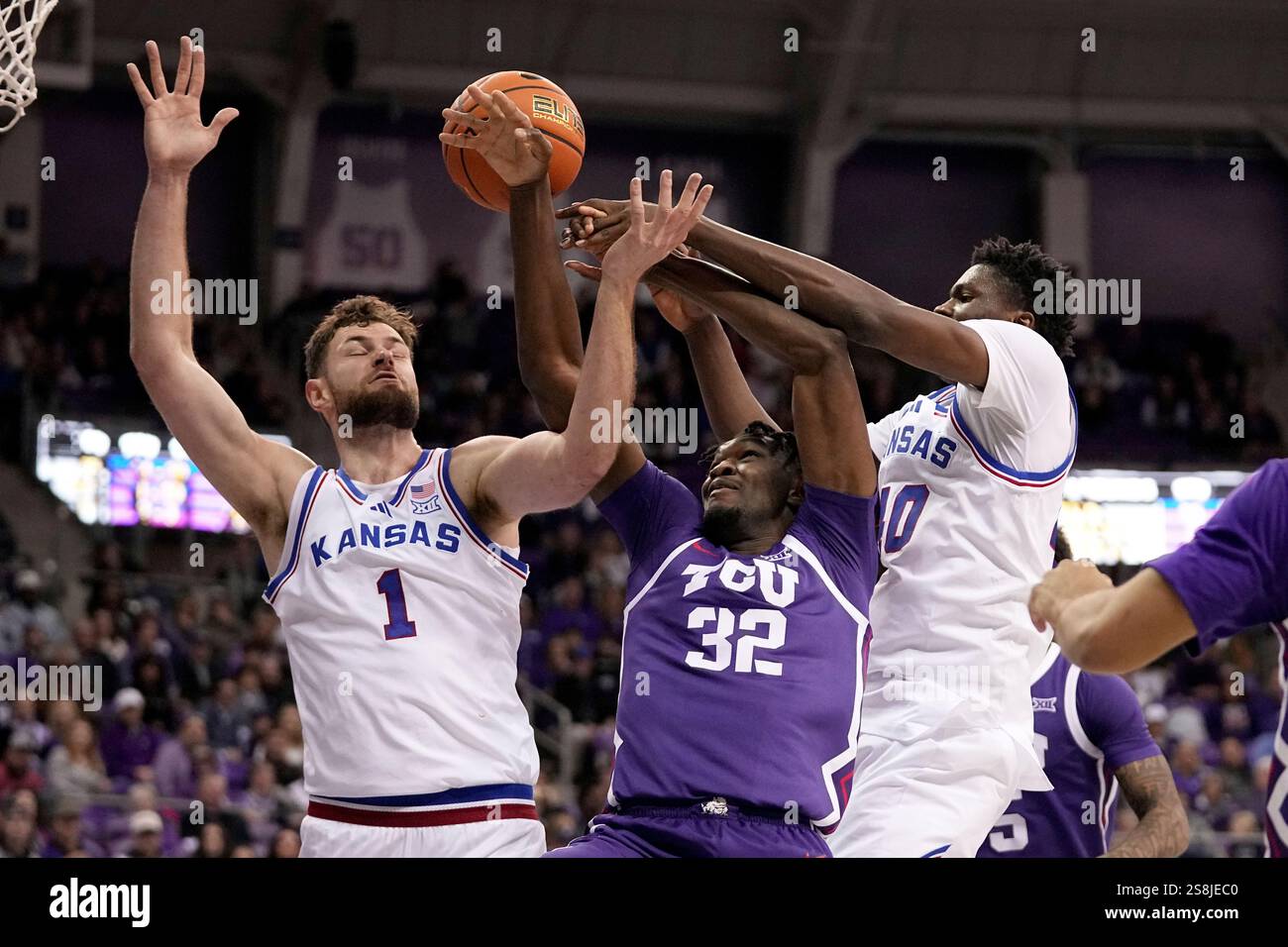 Kansas center Hunter Dickinson (1) and Flory Bidunga, right, compete ...