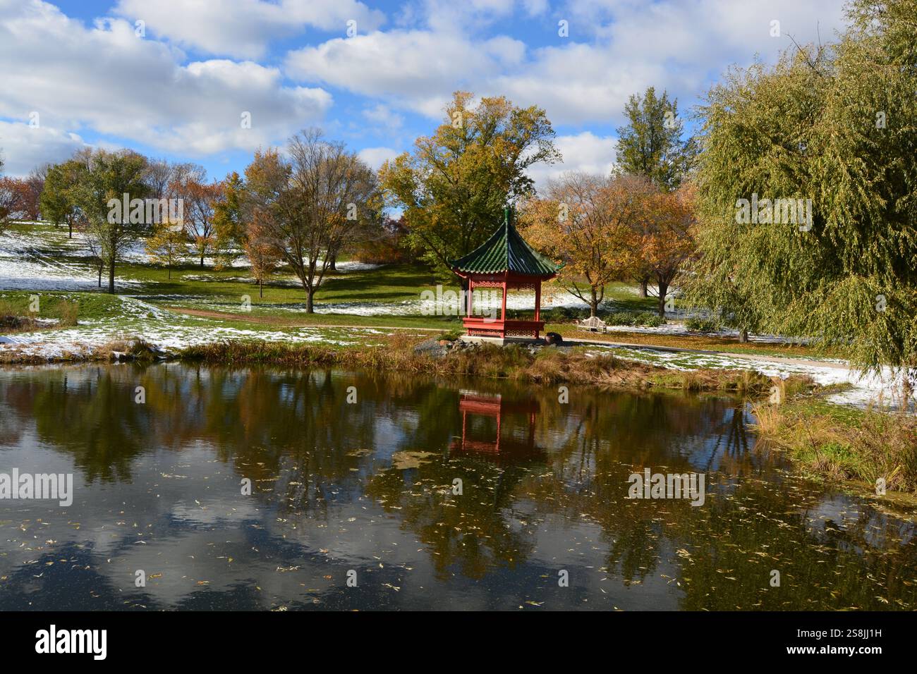 Beautiful chinese garden pond hi-res stock photography and images - Alamy