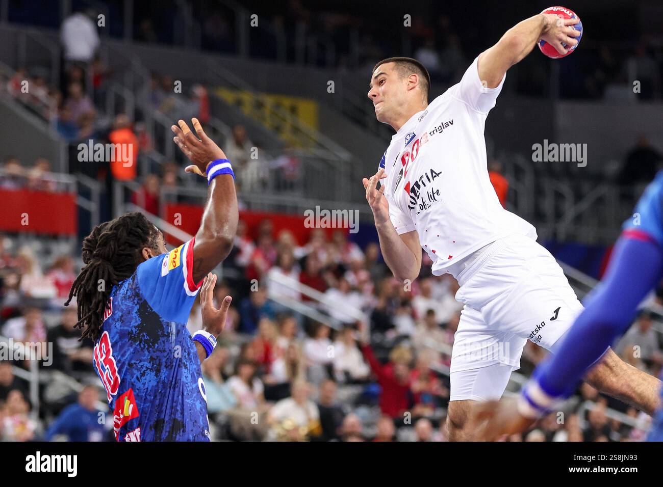 (250123) -- ZAGREB, Jan. 23, 2025 (Xinhua) -- Mateo Maras (R) of Croatia shoots the ball during ...