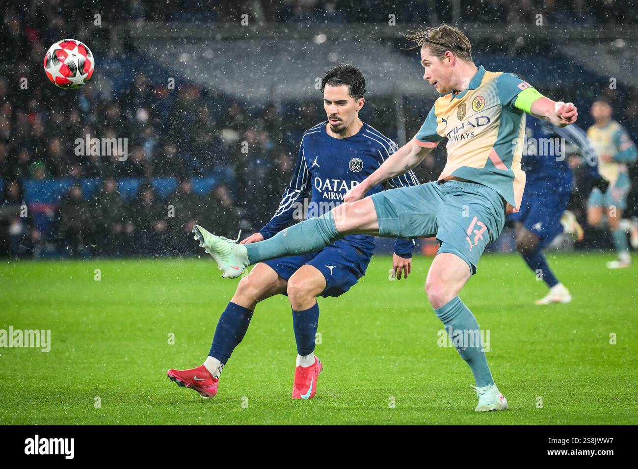 Vitor MACHADO FERREIRA (Vitinha) of PSG and Kevin DE BRUYNE of ...