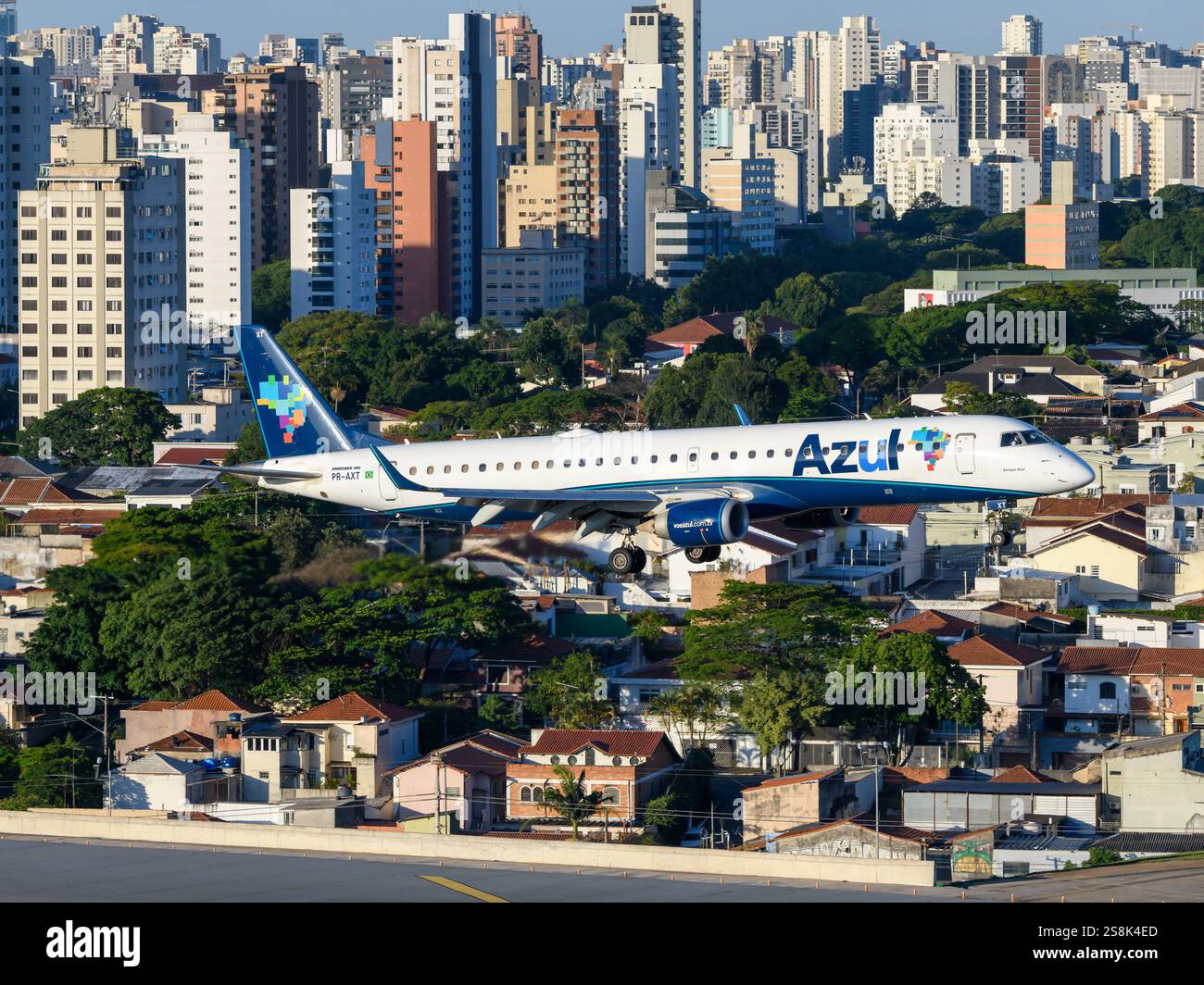 Azul Airlines Embraer 195 aircraft landing at Congonhas Airport ...