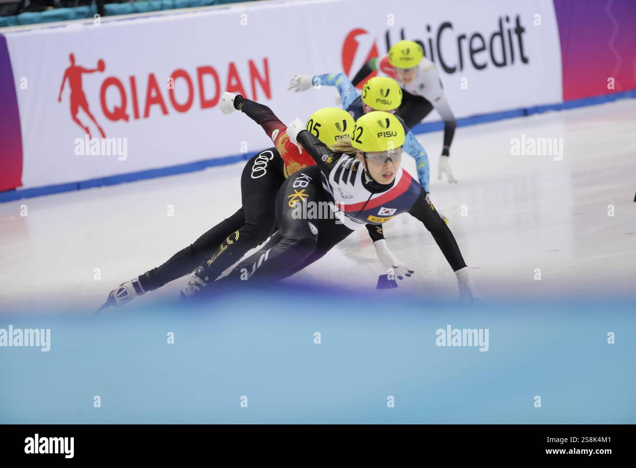 Turin, Italy. 22nd Jan, 2025. Kim Geonhee (front) of South Korea ...