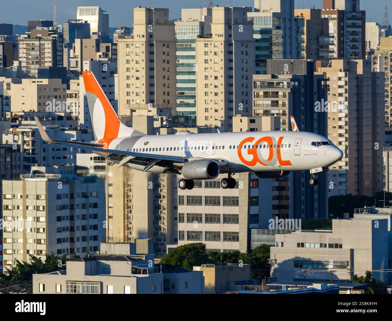 Gol Airlines Boeing 737-800 airplane landing at Sao Paulo Congonhas ...