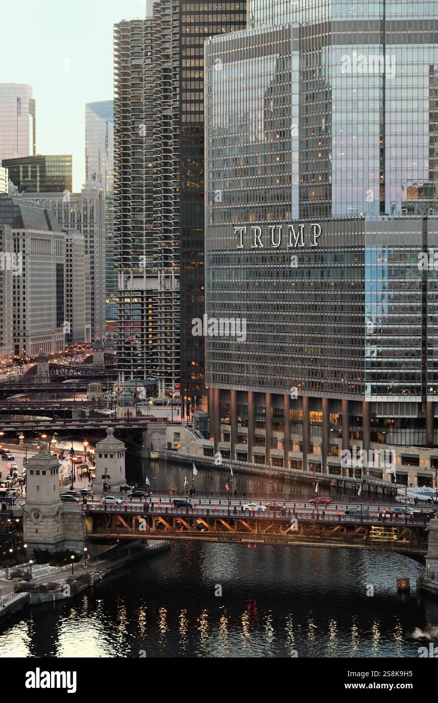 Chicago, Illinois, USA.Trump Tower, right, and the twin Marina City ...