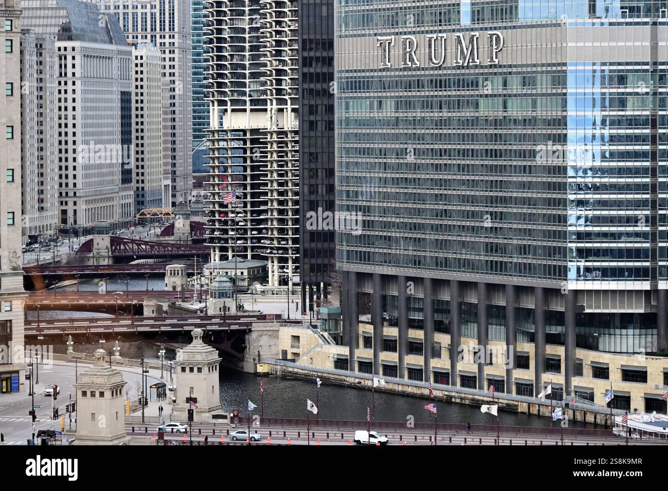 Chicago, Illinois, USA.Trump Tower, right, and the twin Marina City ...