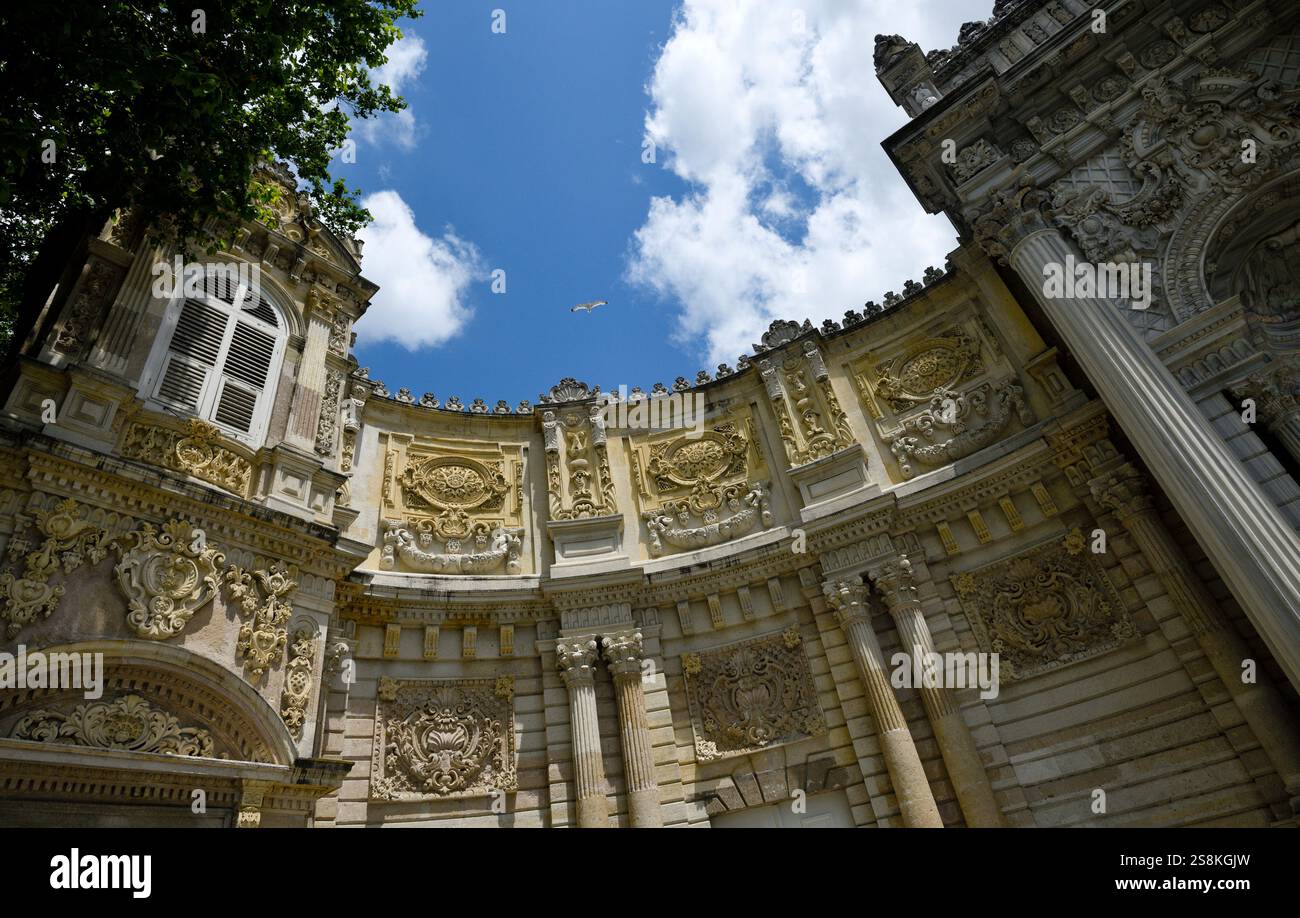 Treasure Gate to Dolmabahce Palace, Istanbul, Turkey Stock Photo - Alamy