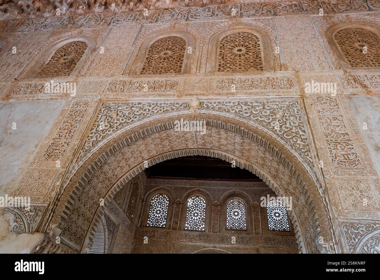 wall and archway decorated with arabic script at alhambra Stock Photo ...