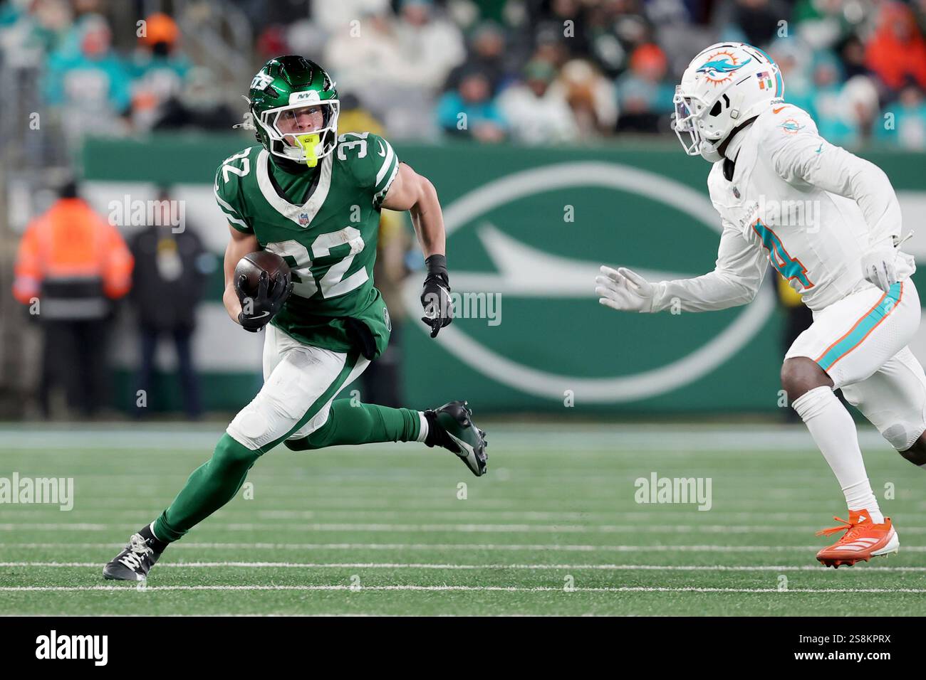 New York Jets running back Isaiah Davis (32) in action against Miami ...