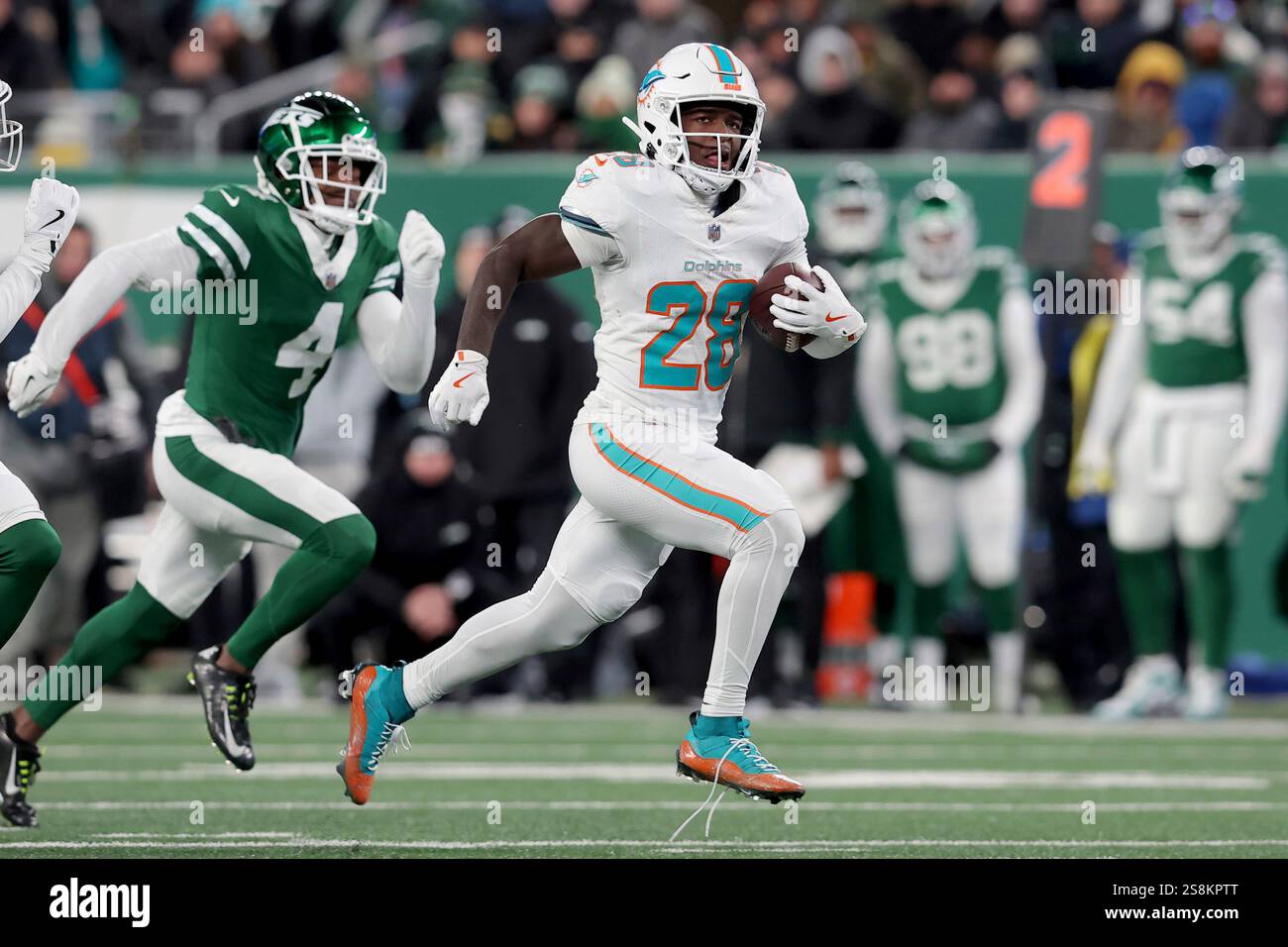 Miami Dolphins running back De'Von Achane (28) in action against New ...