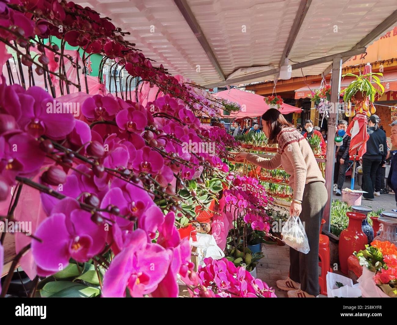 Bustling flower market in Guangzhou City, south China's Guangdong ...