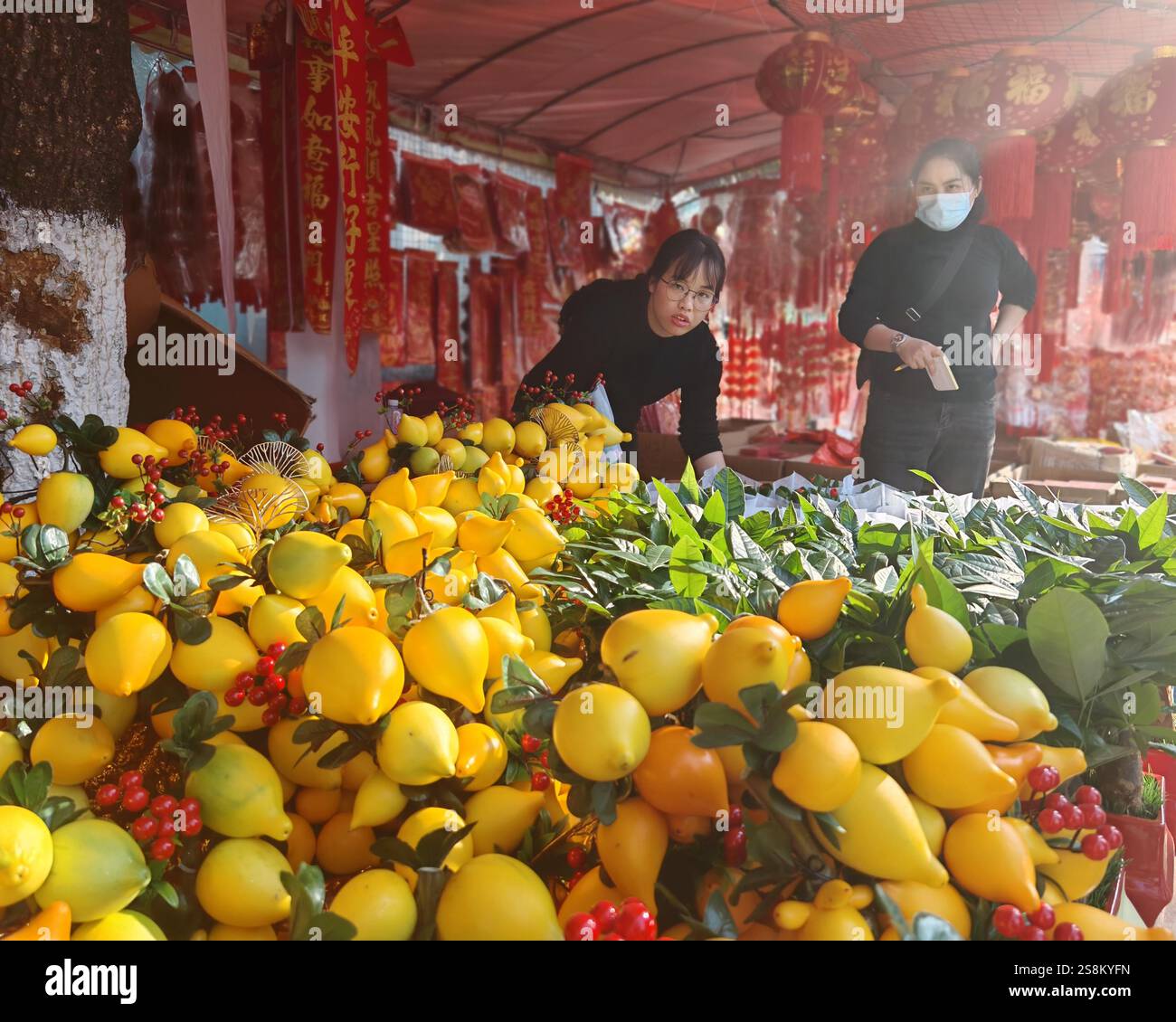 Bustling flower market in Guangzhou City, south China's Guangdong ...