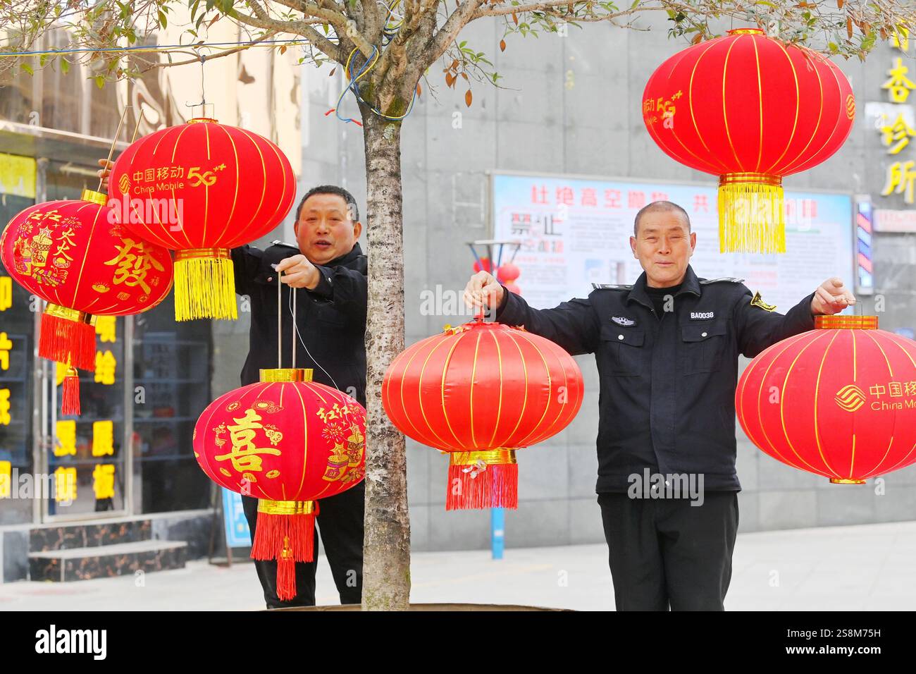 People select Spring Festival decorations in Chongqing, China, 20 ...