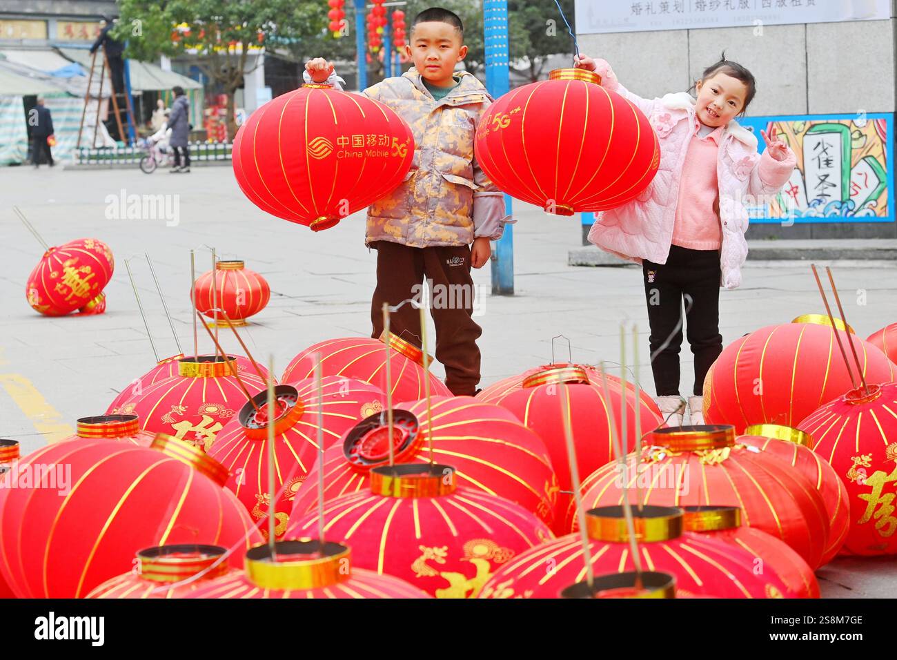 People select Spring Festival decorations in Chongqing, China, 20 ...