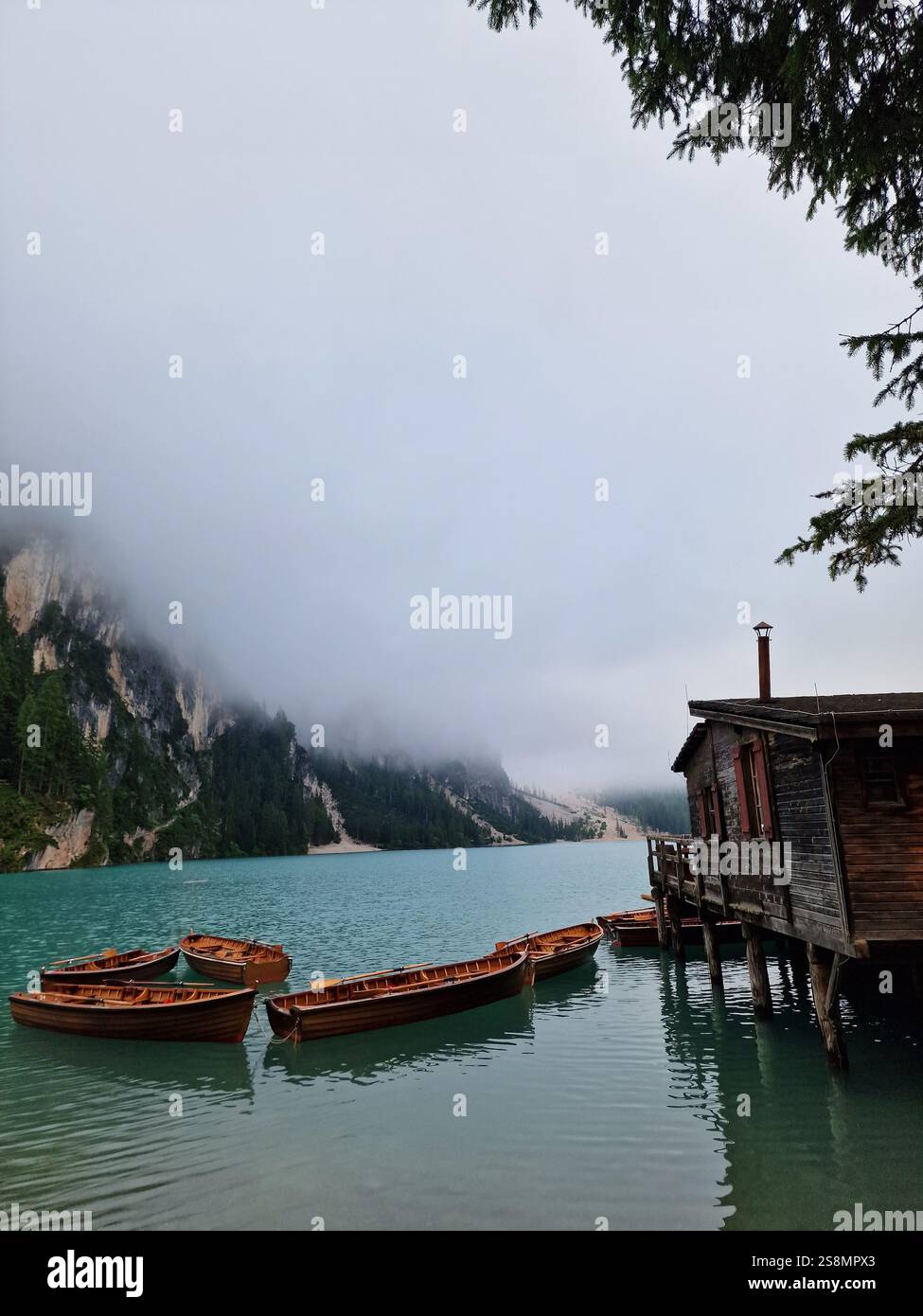 Cottage under cloud cover hi-res stock photography and images - Alamy