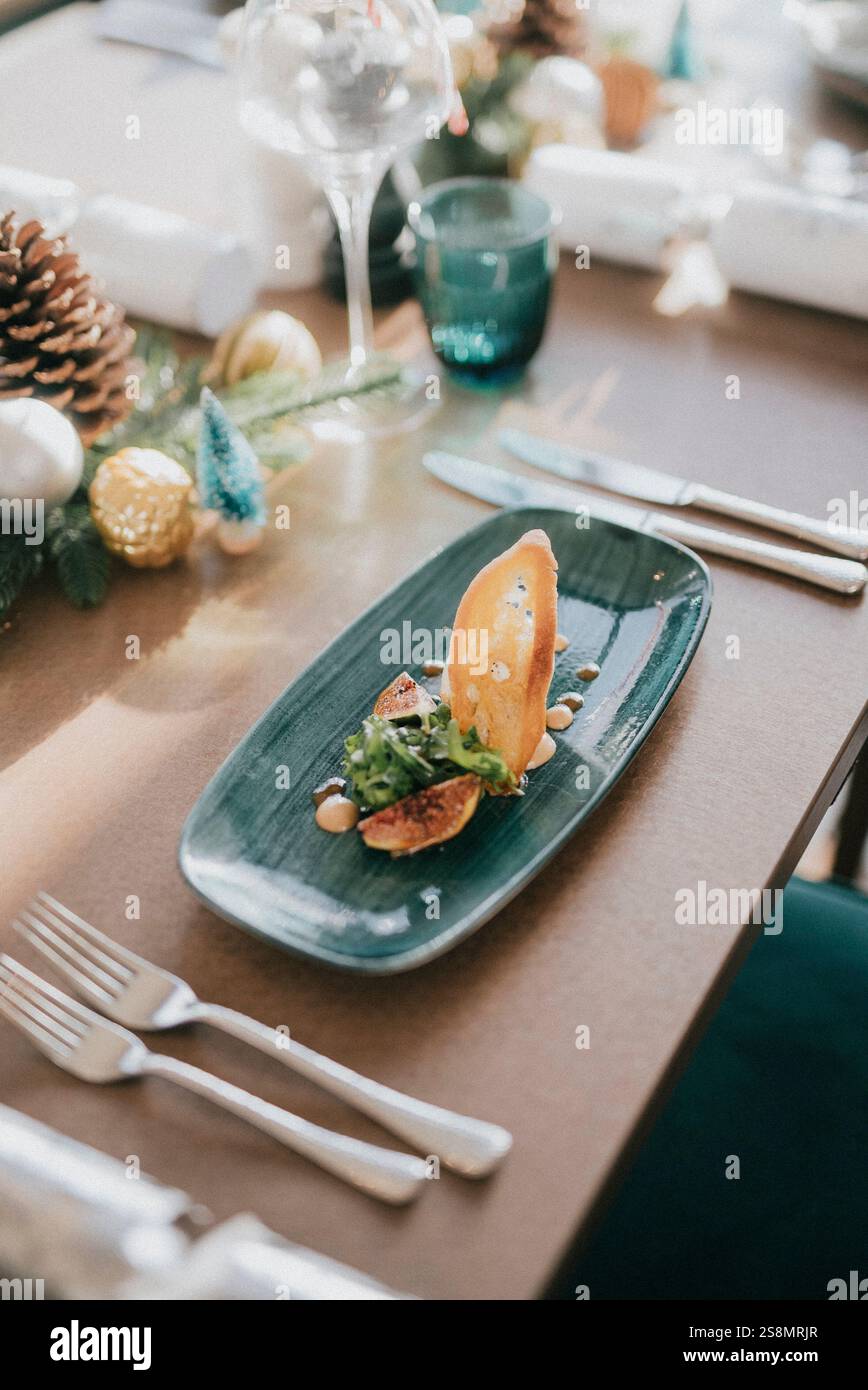 Festive table setting pine hi-res stock photography and images - Alamy