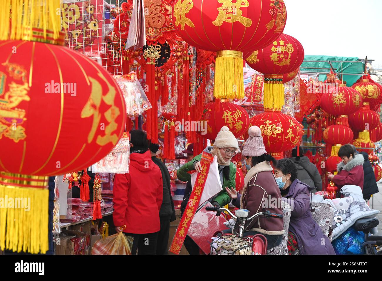 People select Spring Festival decorations at a market in Kaifeng City ...