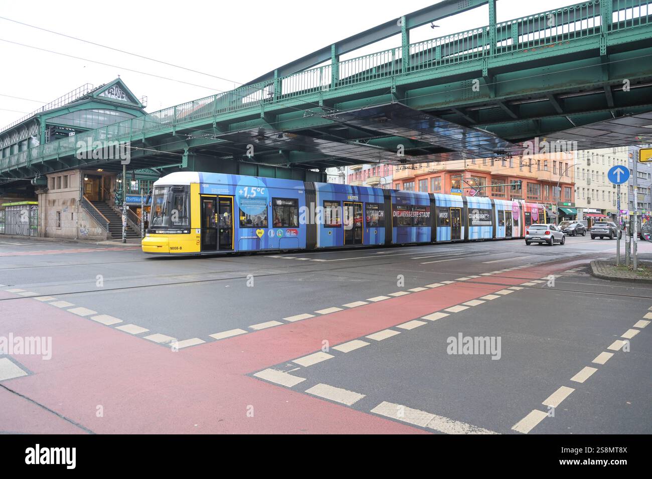 Straßenbahn der Berliner Verkehrsbetriebe BVG im Bereich der ...