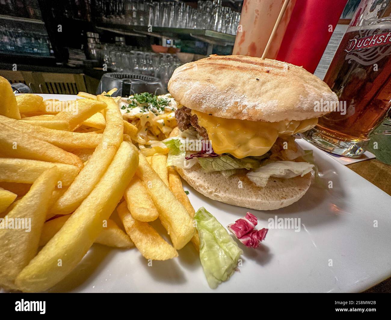 Cheeseburger mit Pommes Frites. 15.01.2025 *** Cheeseburger with fries ...