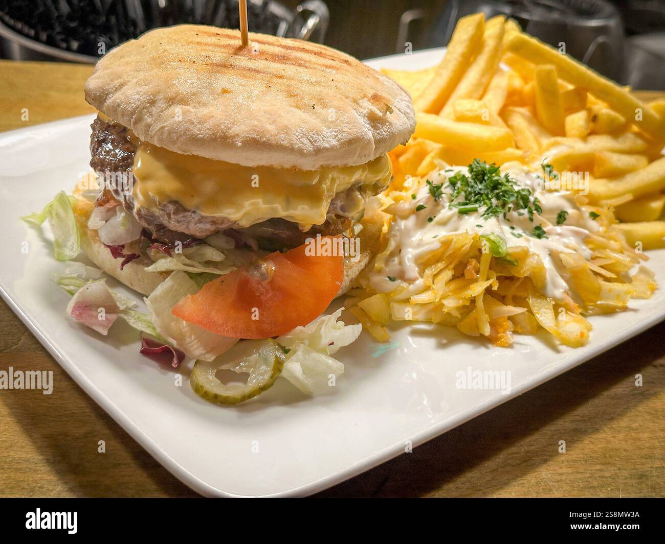Cheeseburger mit Pommes Frites. 15.01.2025 *** Cheeseburger with fries ...