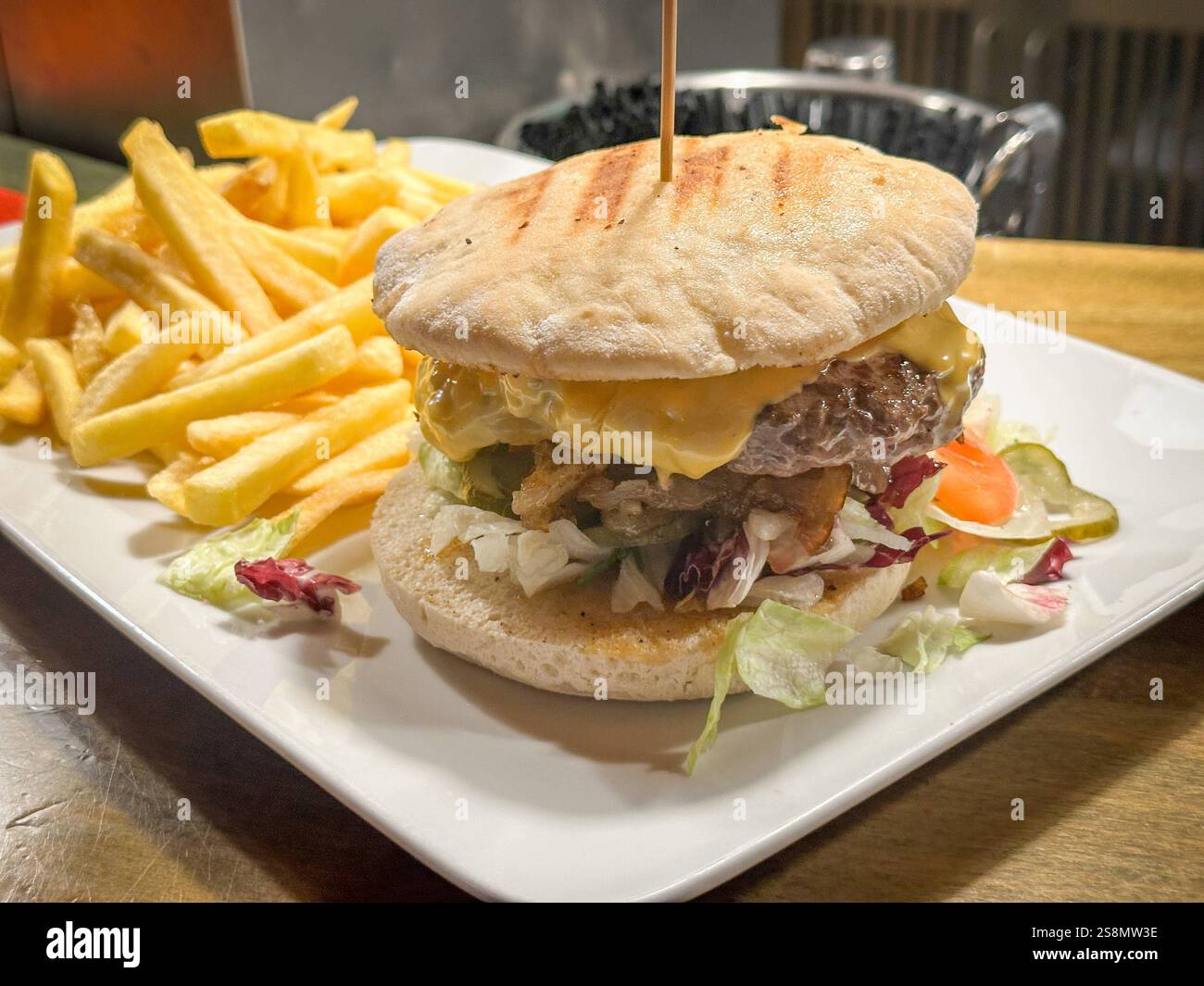 Cheeseburger mit Pommes Frites. 15.01.2025 *** Cheeseburger with fries ...