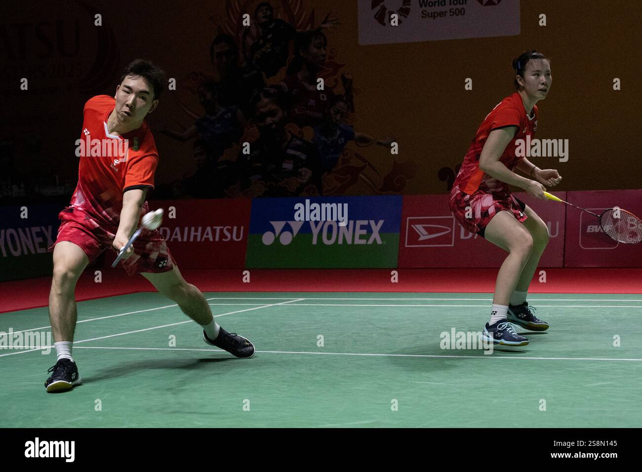 (250123) -- JAKARTA, Jan. 23, 2025 (Xinhua) -- Guo Xinwa (L)/Chen Fanghui compete during the ...