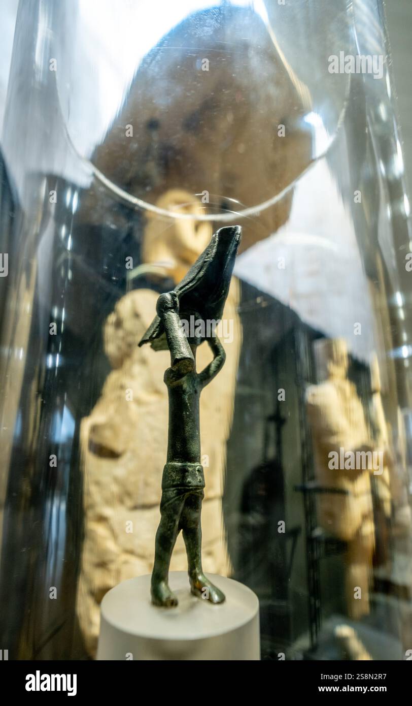 Historische Figuren und Kunstwerke Exponate im archäologischen Museum ...