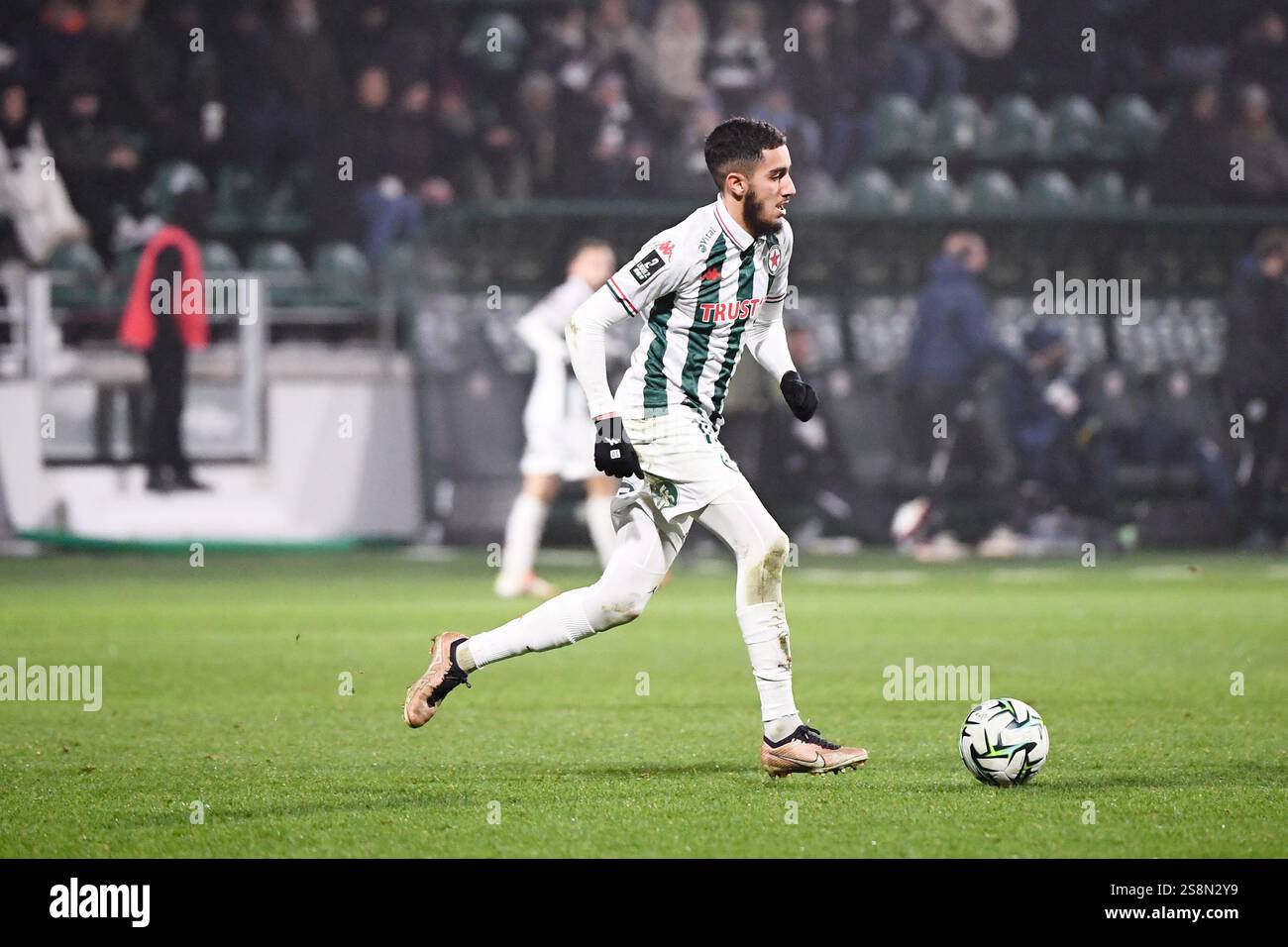 10 Merwan IFNAOUI (red) during the Ligue 2 BKT match between Red Star ...