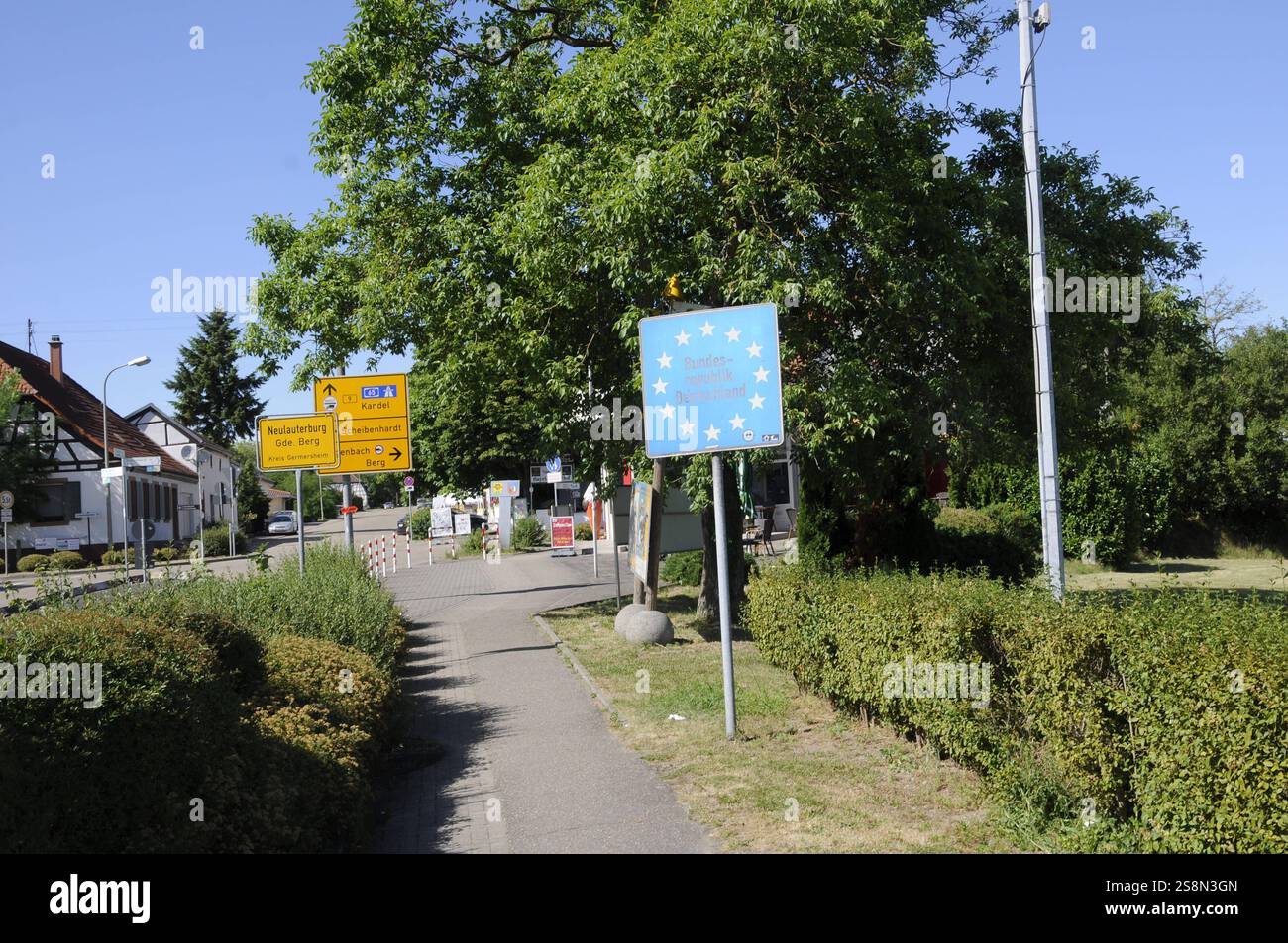 REGION ALSACE /FRANCE GERMANY - 27June 2017. French crossing from ...