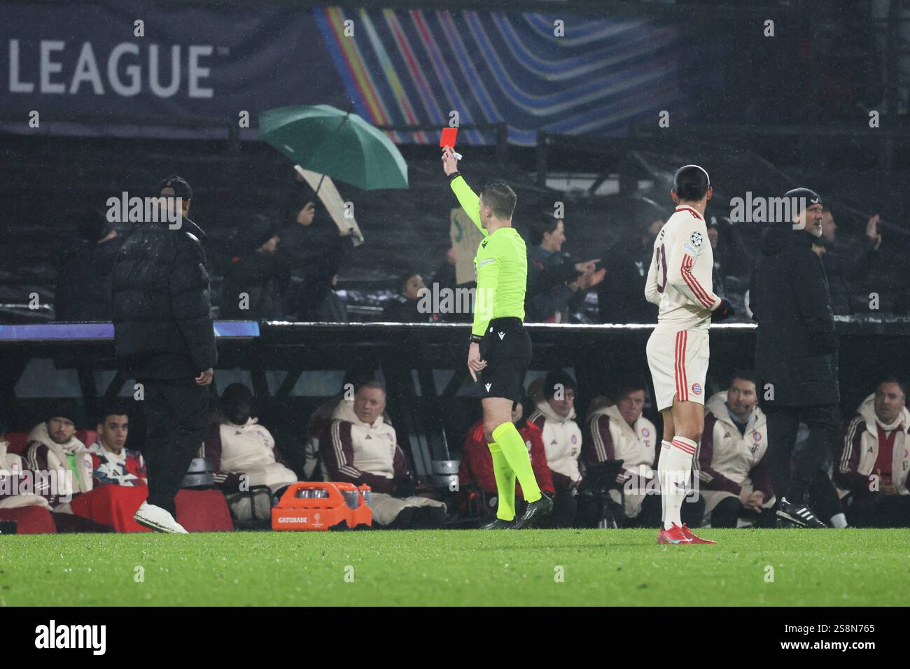 Rote Karte fuer Sven Ulreich (Muenchen #26), NDL, Feyenoord Rotterdam ...