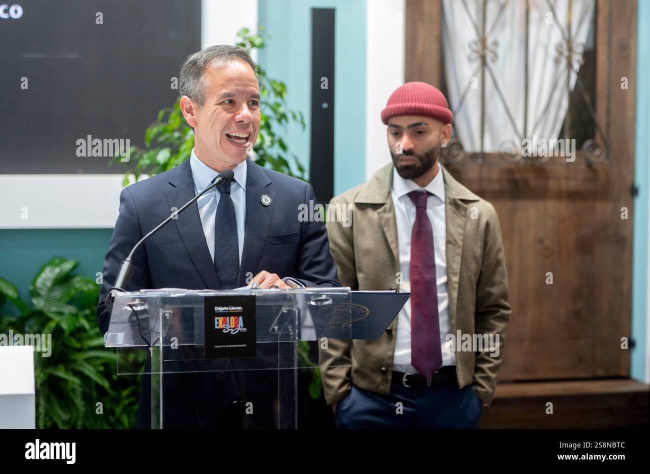 (L-R) The mayor of San Juan de Puerto Rico, Miguel A. Romero Lugo, and ...