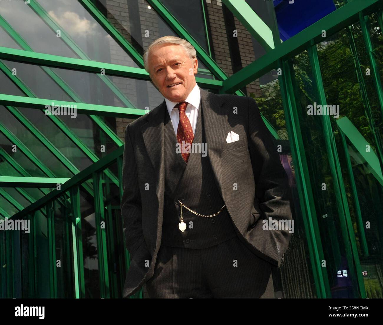 Actor Robert Vaughn filming Hustle 2009 Vaughan Stock Photo - Alamy