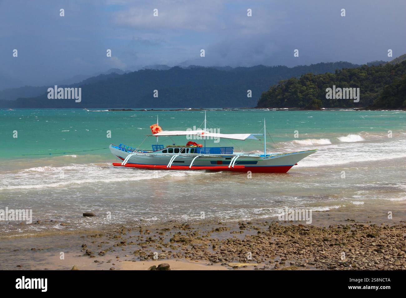 Sabang beach in Palawan island, Philippines. Outrigger type bangka boat ...