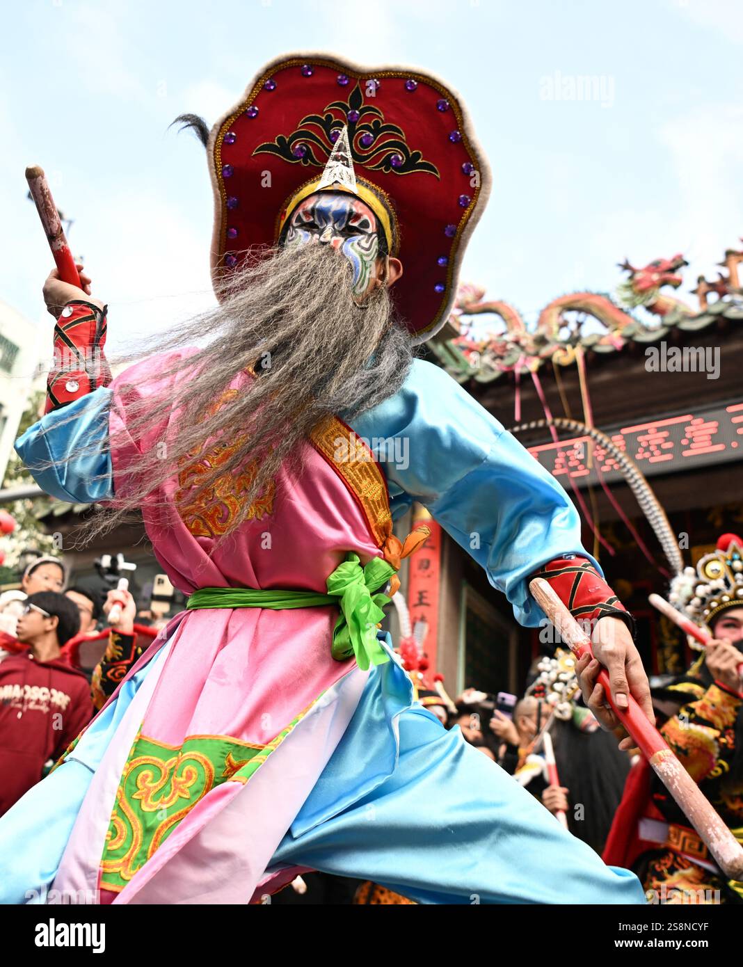 (250123) -- SHANTOU, Jan. 23, 2025 (Xinhua) -- A member of a Yingge ...