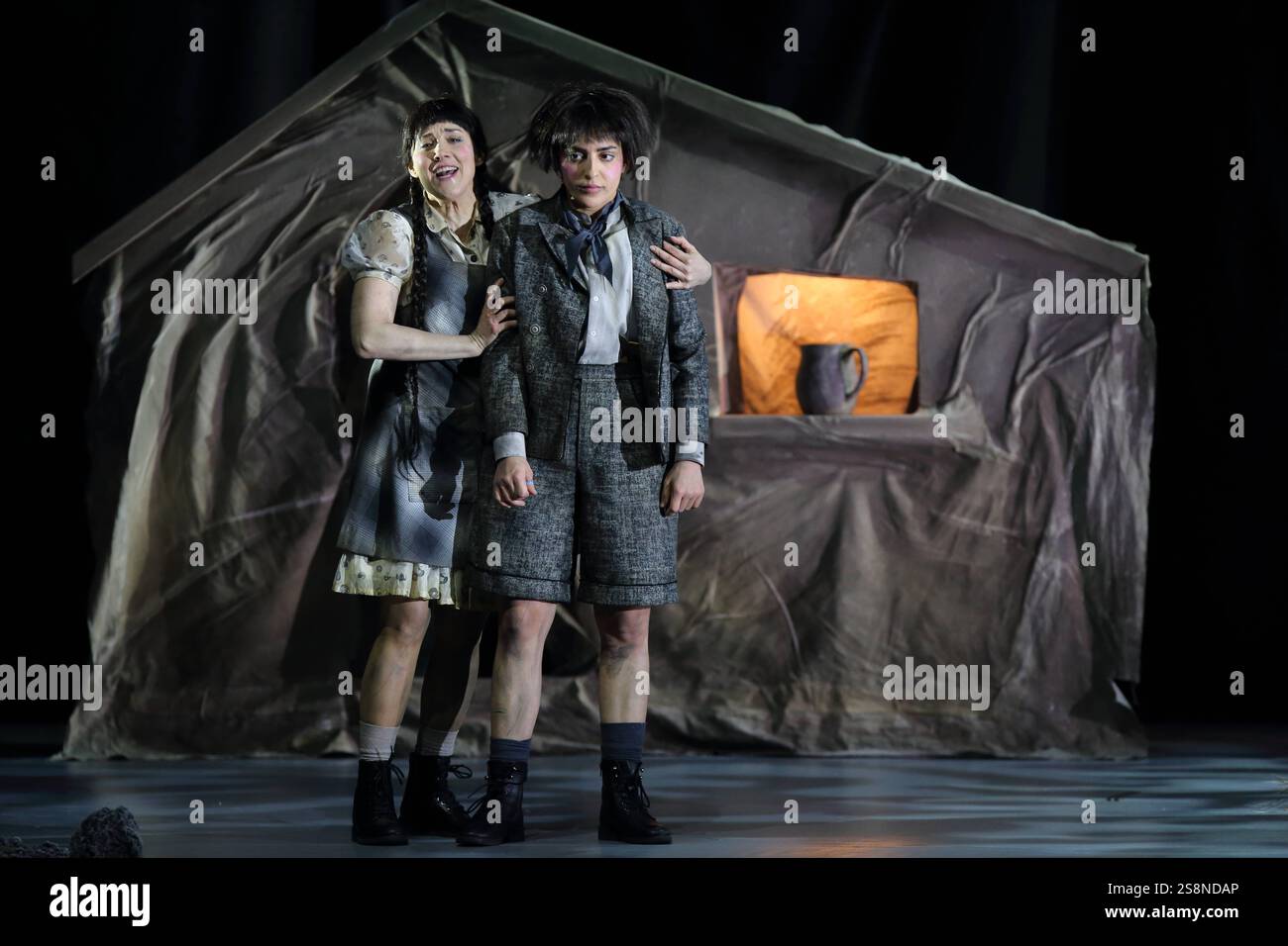 Alma Sade als Gretel und Susan Zarrabi als Hänsel, v.l., während der ...