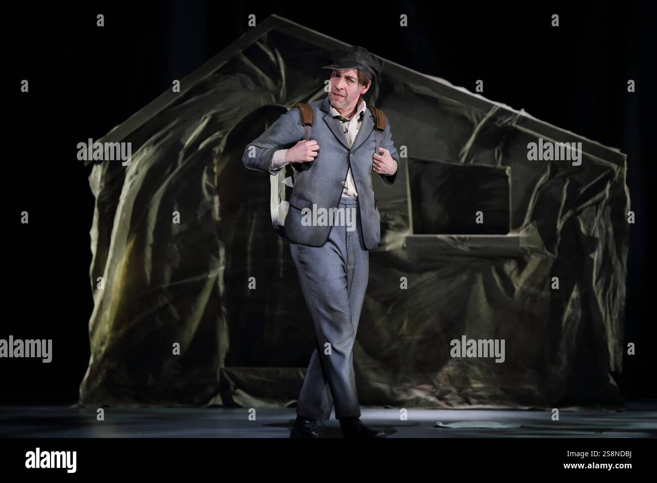 Günter Papendell als Peter, Besenbinder während der Fotoprobe für ...