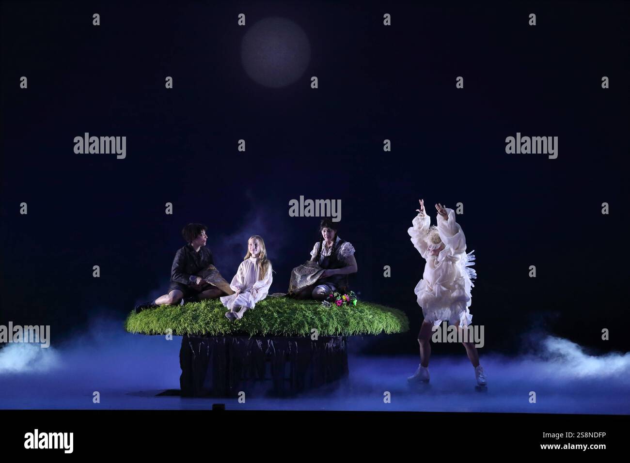 Susan Zarrabi als Hänsel, eine Kinderkomparsin als Himmlisches Kind ...