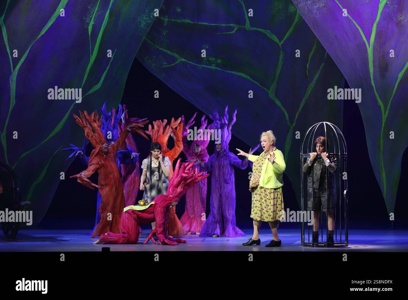 Alma Sade als Gretel, Daniel Kirch als Knusperhexe und Susan Zarrabi ...