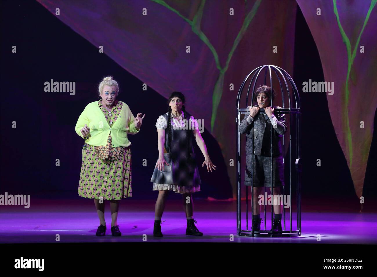 Daniel Kirch als Knusperhexe, Alma Sade als Gretel und Susan Zarrabi ...