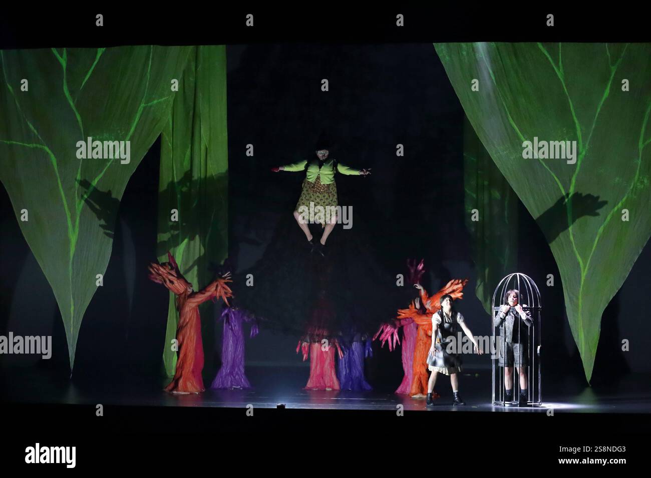 Daniel Kirch als Knusperhexe, Alma Sade als Gretel und Susan Zarrabi ...