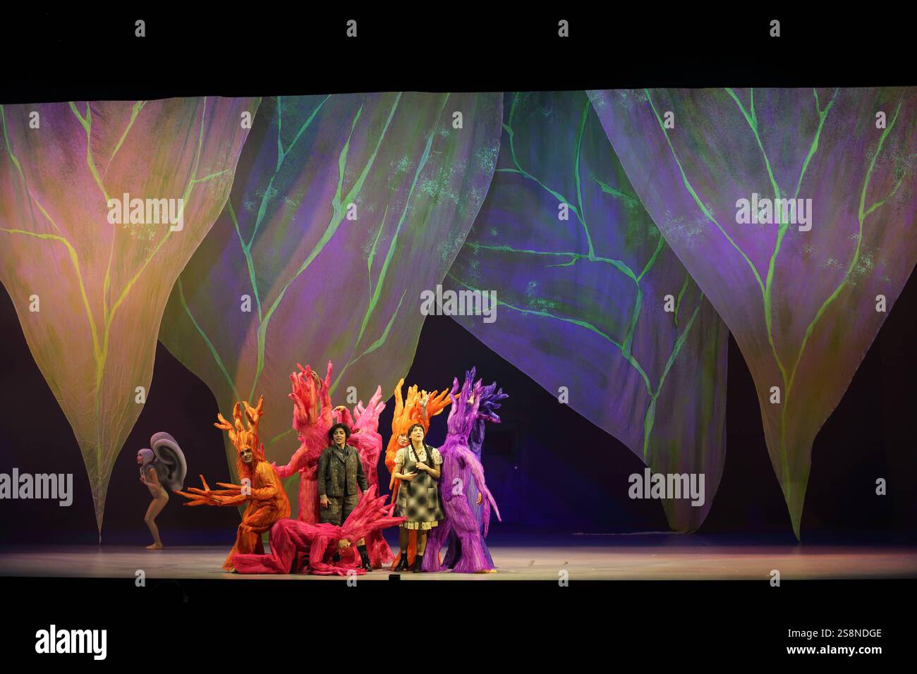 Susan Zarrabi als Hänsel und Alma Sade als Gretel, v.l., sowie ...