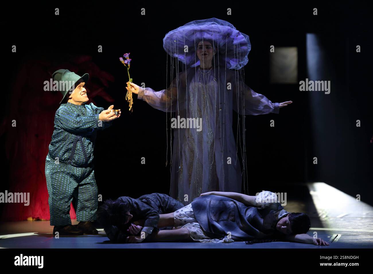 Manni Laudenbach als Komödiant und Julia Schaffenrath als Sandmännchen ...