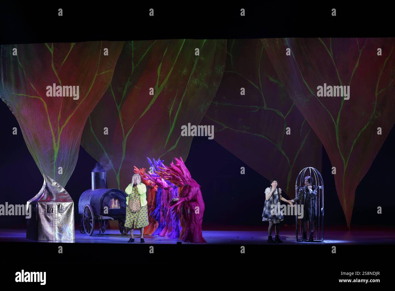 Daniel Kirch als Knusperhexe, Alma Sade als Gretel und Susan Zarrabi ...