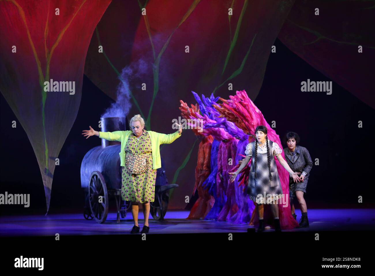 Daniel Kirch als Knusperhexe, Alma Sade als Gretel und Susan Zarrabi ...