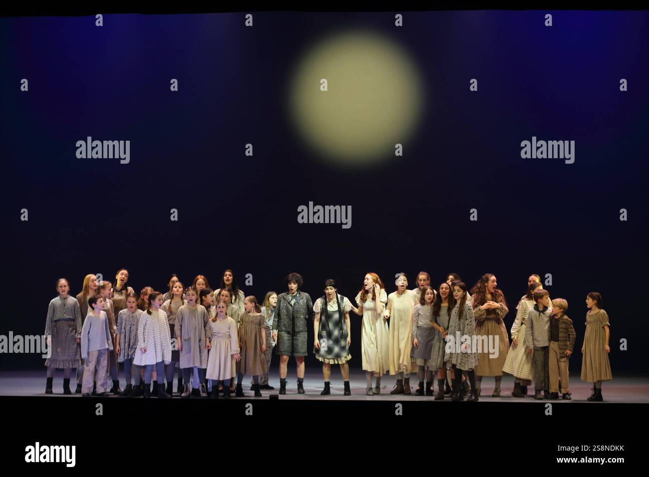 Susan Zarrabi als Hänsel und Alma Sade als Gretel, mittig v.l., sowie ...